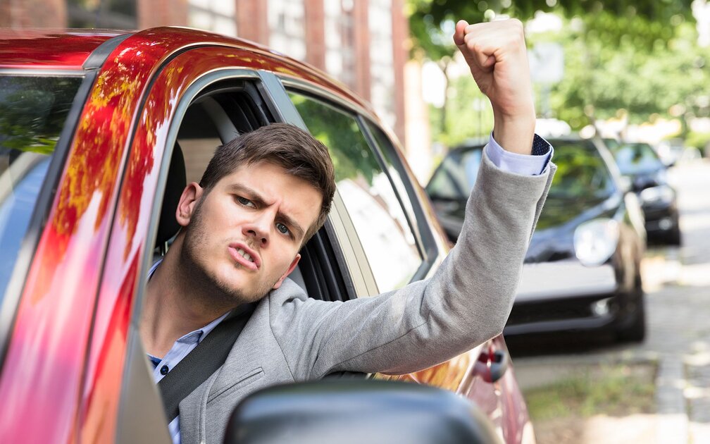 Verhängnisvolle Handzeichen beim Autofahren | ÖAMTC